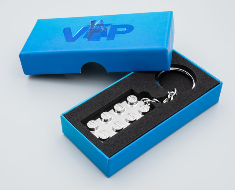 LEGO 5006330 VIP Metal Keychain : gros plan sur la récompense VIP du ...