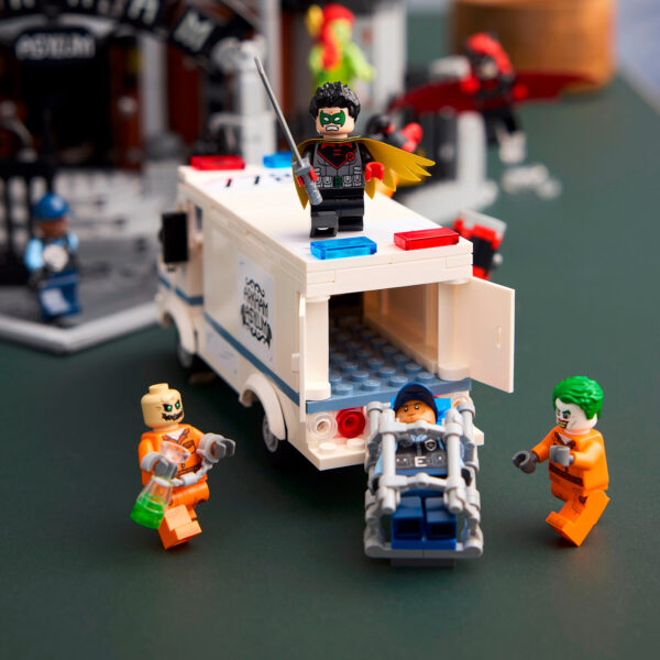 New LEGO DC 2025: the 76300 Batman: Arkham Asylum set is available for ...